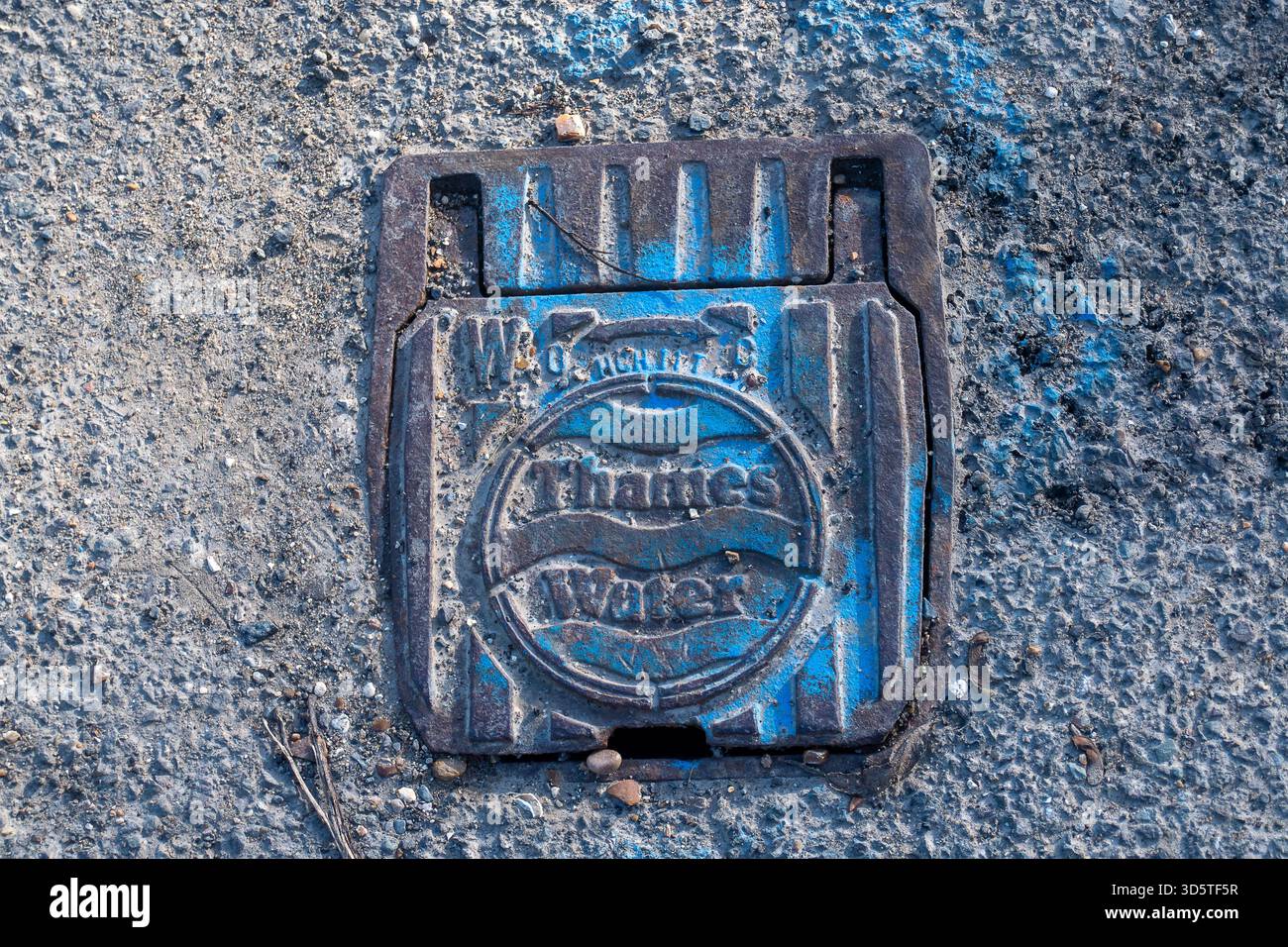Slough, Berkshire, UK. A Thames Water drain in Slough, Berkshire ...