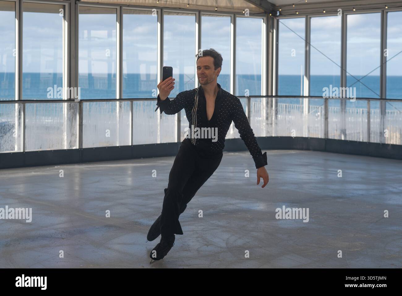 Watergate Bay, Cornwall, UK. 17th November 2025. Skating by the sea ...