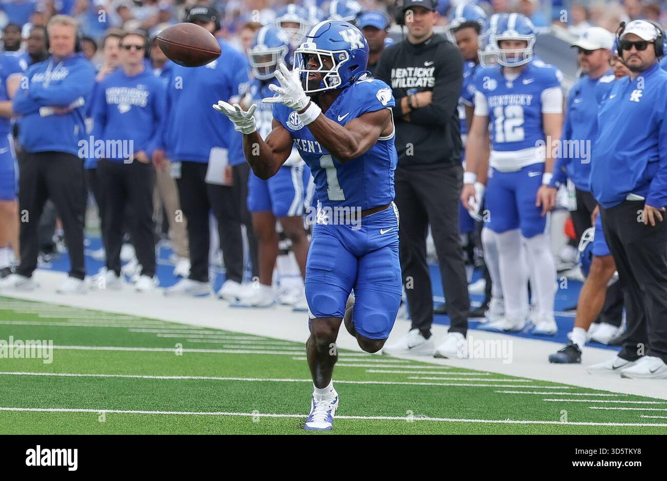 November 15, 2025: Kentucky's Kendrick Law (1) catches a pass during ...