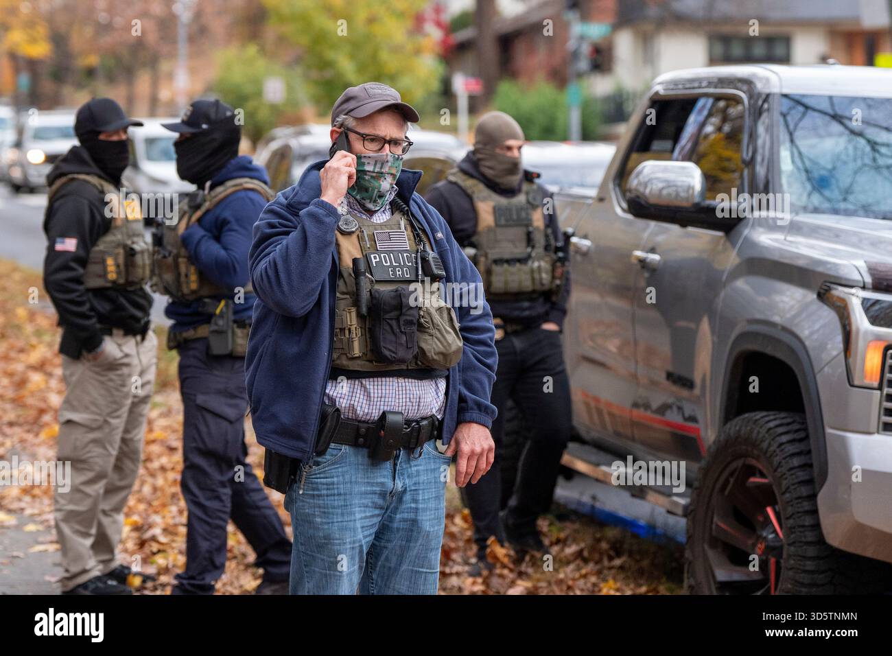 Federal law enforcement officers with Immigration and Customs ...