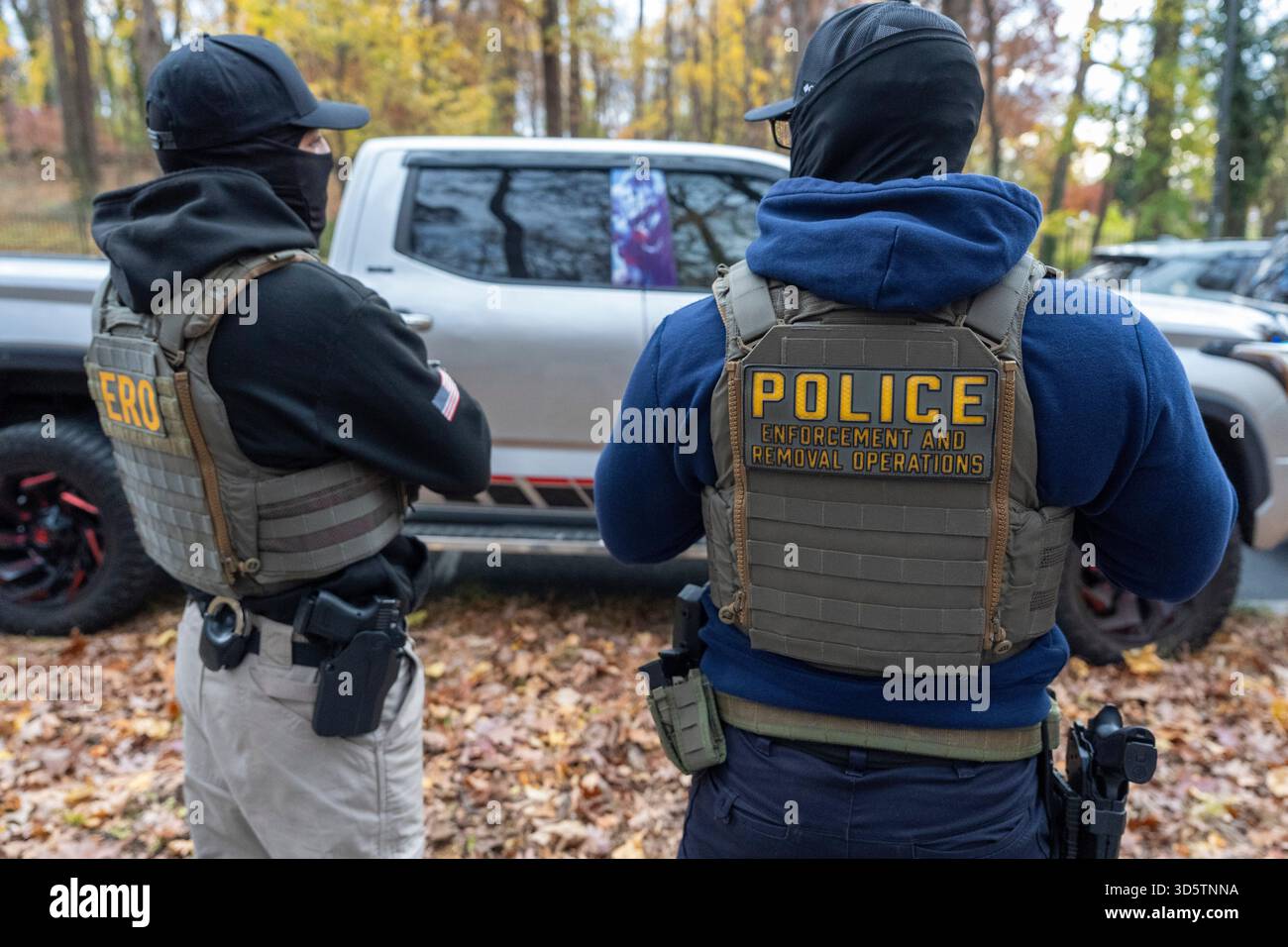 Federal law enforcement officers with Immigration and Customs ...