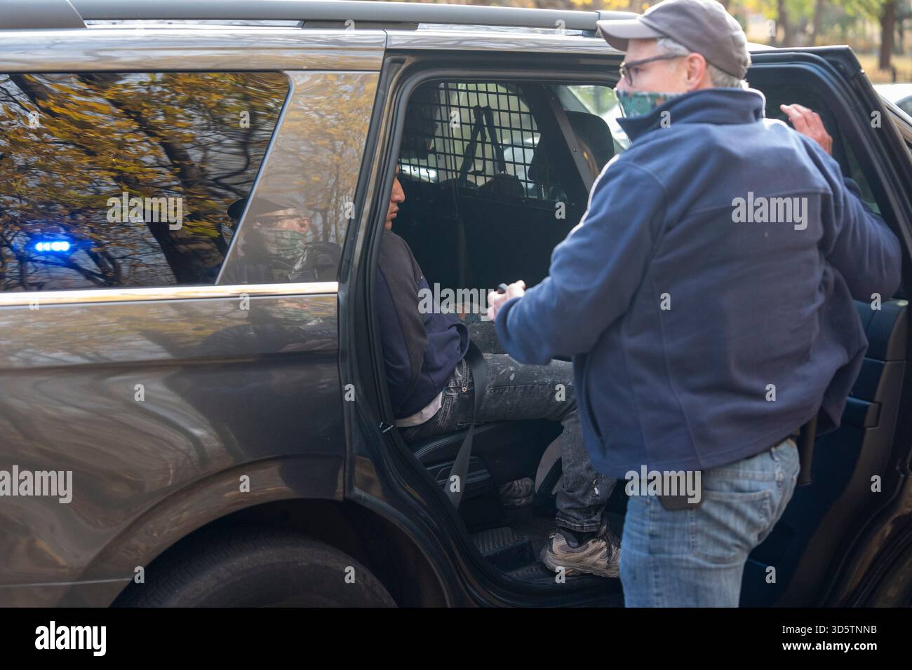 Federal law enforcement officers with Immigration and Customs ...