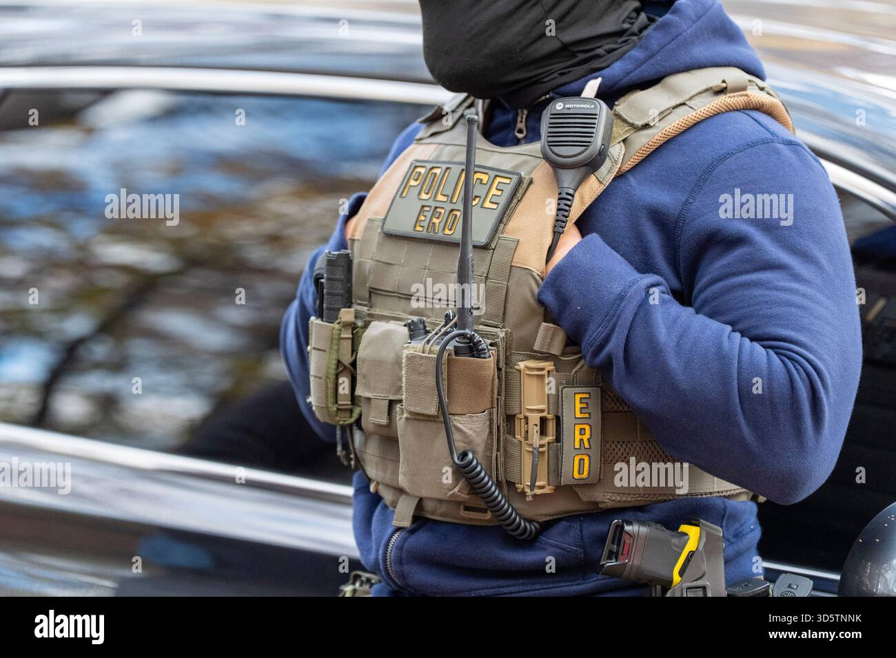 Federal law enforcement officers with Immigration and Customs ...