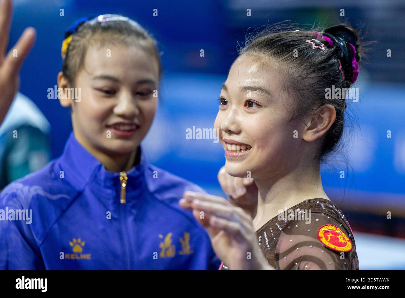 (251117) -- ZHAOQING, Nov. 17, 2025 (Xinhua) -- Ke Qinqin (R) of ...