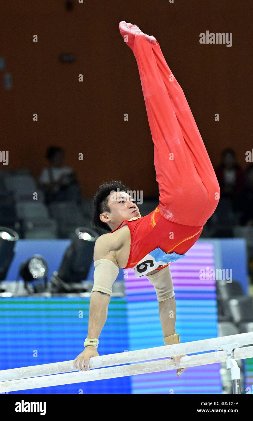 (251117) -- ZHAOQING, Nov. 17, 2025 (Xinhua) -- Zou Jingyuan of Sichuan ...