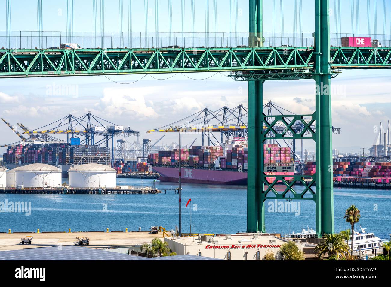 Partial view of Vincent and Thomas single span bridge over the Port of ...