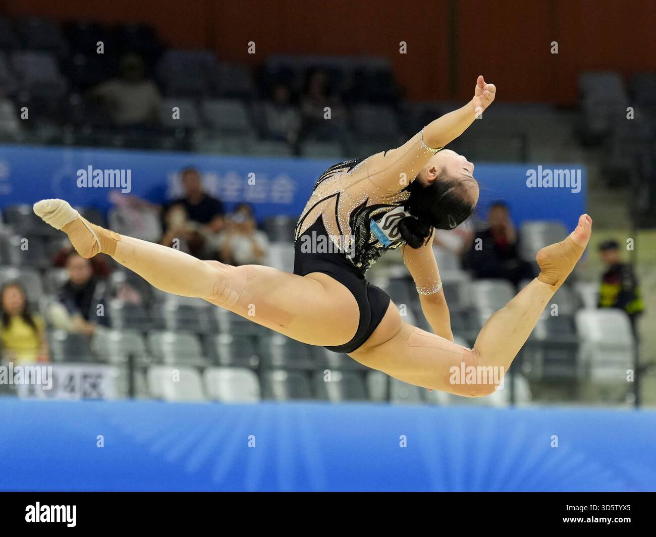 (251117) -- ZHAOQING, Nov. 17, 2025 (Xinhua) -- Yang Jingxi of Shandong ...