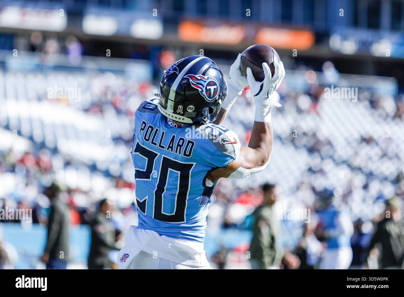 Tennessee Titans running back Tony Pollard (20) catches a pass during ...