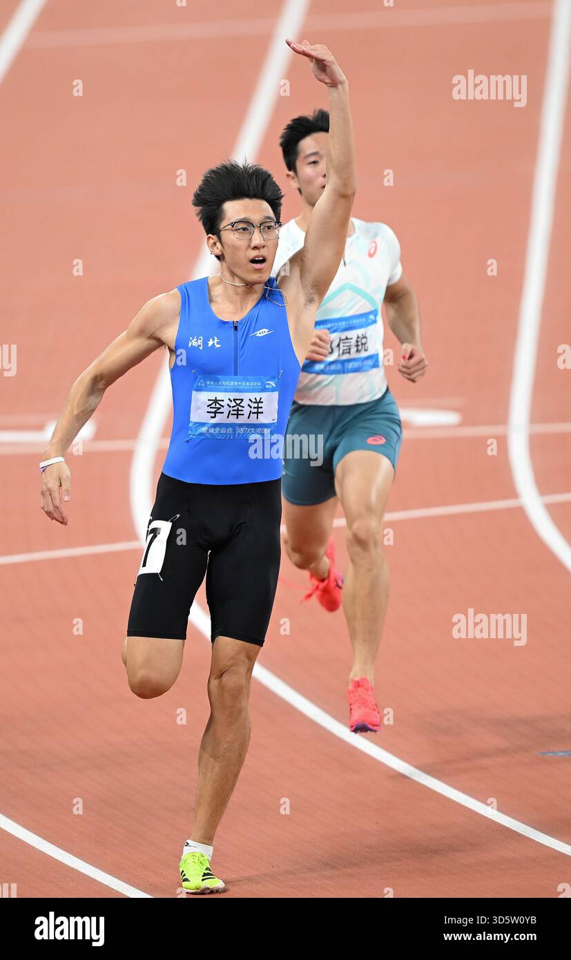 (251117) -- GUANGZHOU, Nov. 17, 2025 (Xinhua) -- Li Zeyang (L) of Hubei ...