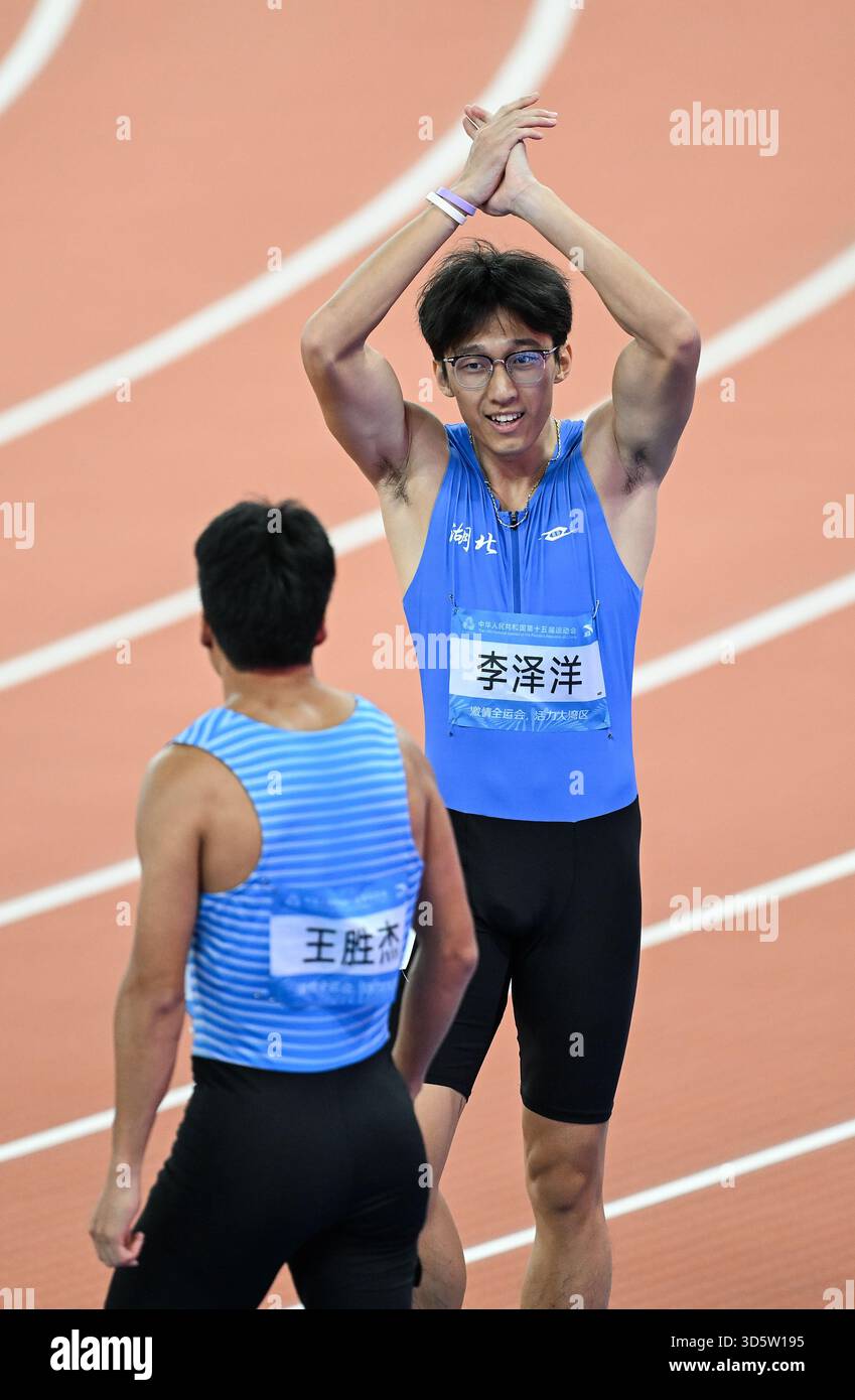 (251117) -- GUANGZHOU, Nov. 17, 2025 (Xinhua) -- Li Zeyang (R) of Hubei ...