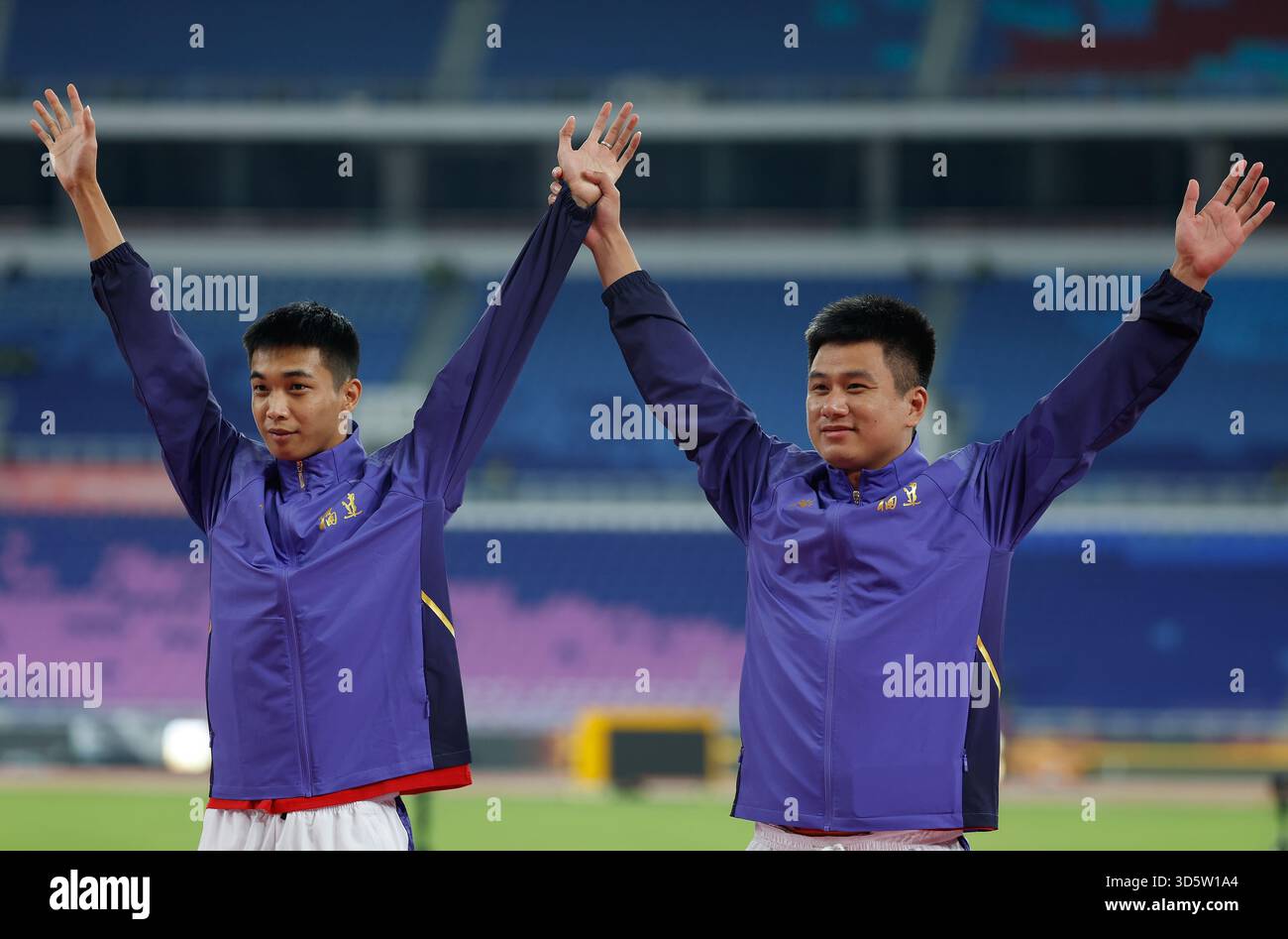 (251117) -- GUANGZHOU, Nov. 17, 2025 (Xinhua) -- Gold medalist Gong ...