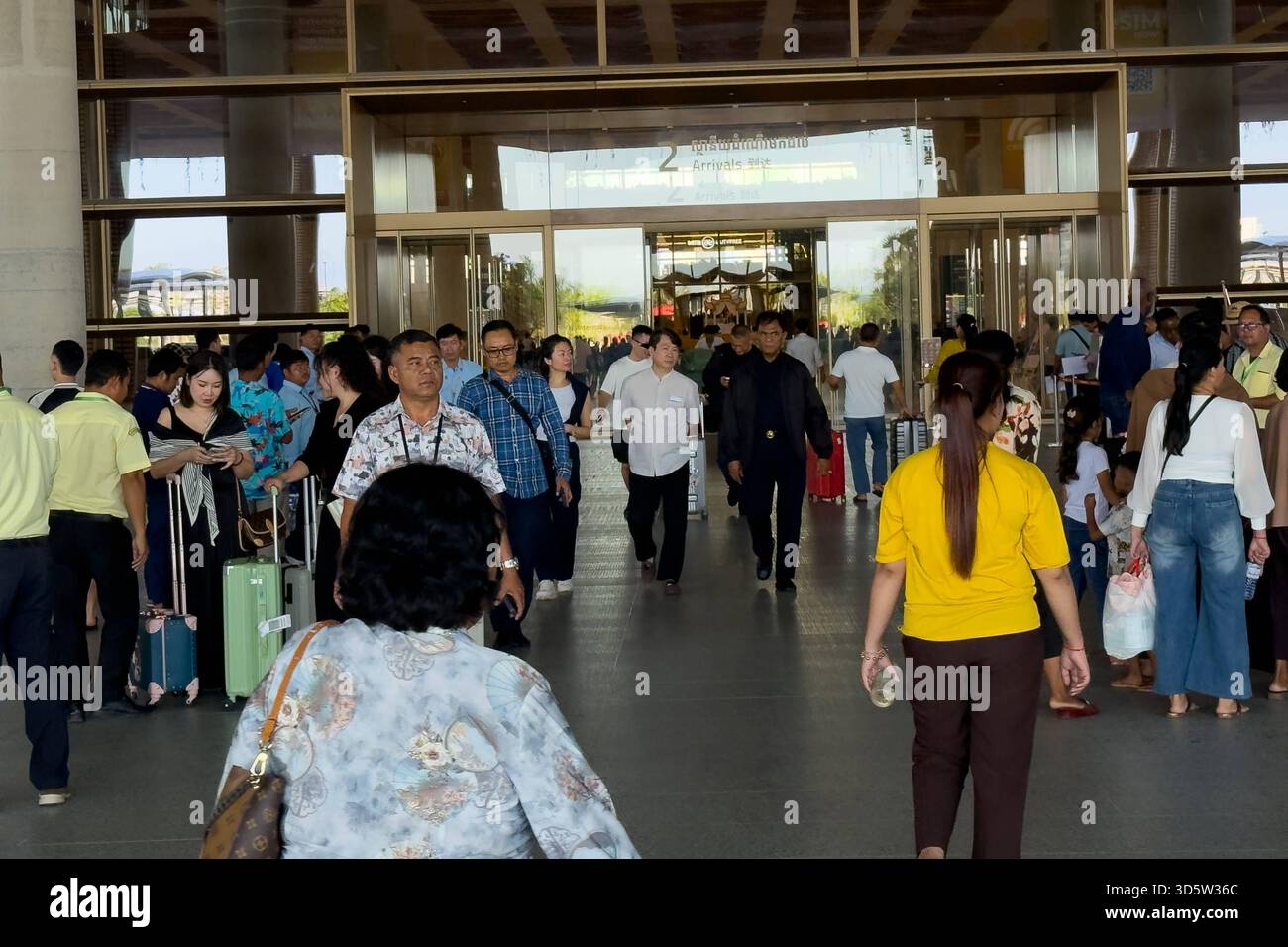 Kambodscha 2025 Phnom Penh - 13. November 2025: Eingang zum Techo International Airport KTI, in ...