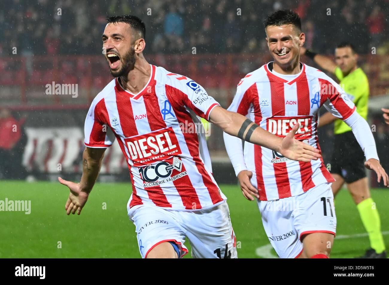 Giuseppe Cuomo of L.R. Vicenza celebrates a goal during the Italian ...