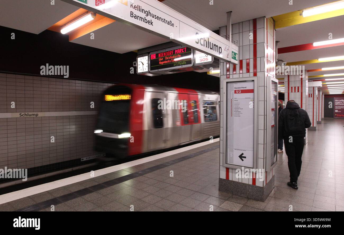 Eine U-Bahn der Linie U2 in Richtung Niendorf Markt fährt in den U ...