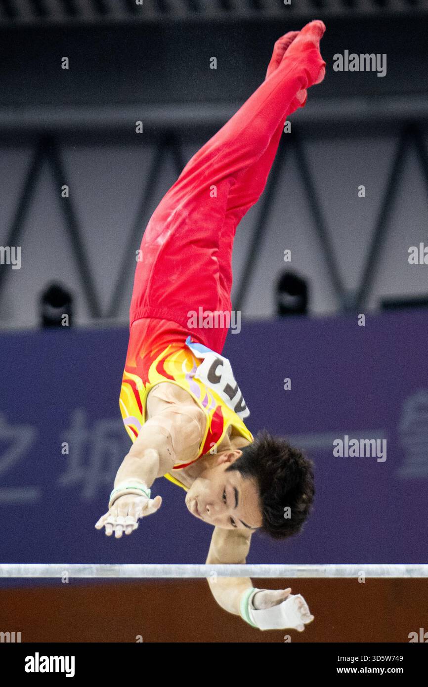 (251117) -- ZHAOQING, Nov. 17, 2025 (Xinhua) -- He Xiang of Jiangsu ...