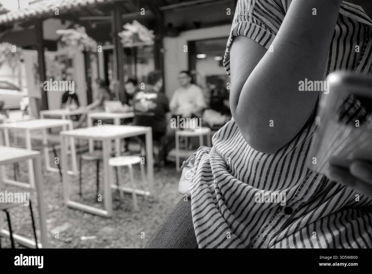 Daytime urban dining scene hi-res stock photography and images - Alamy