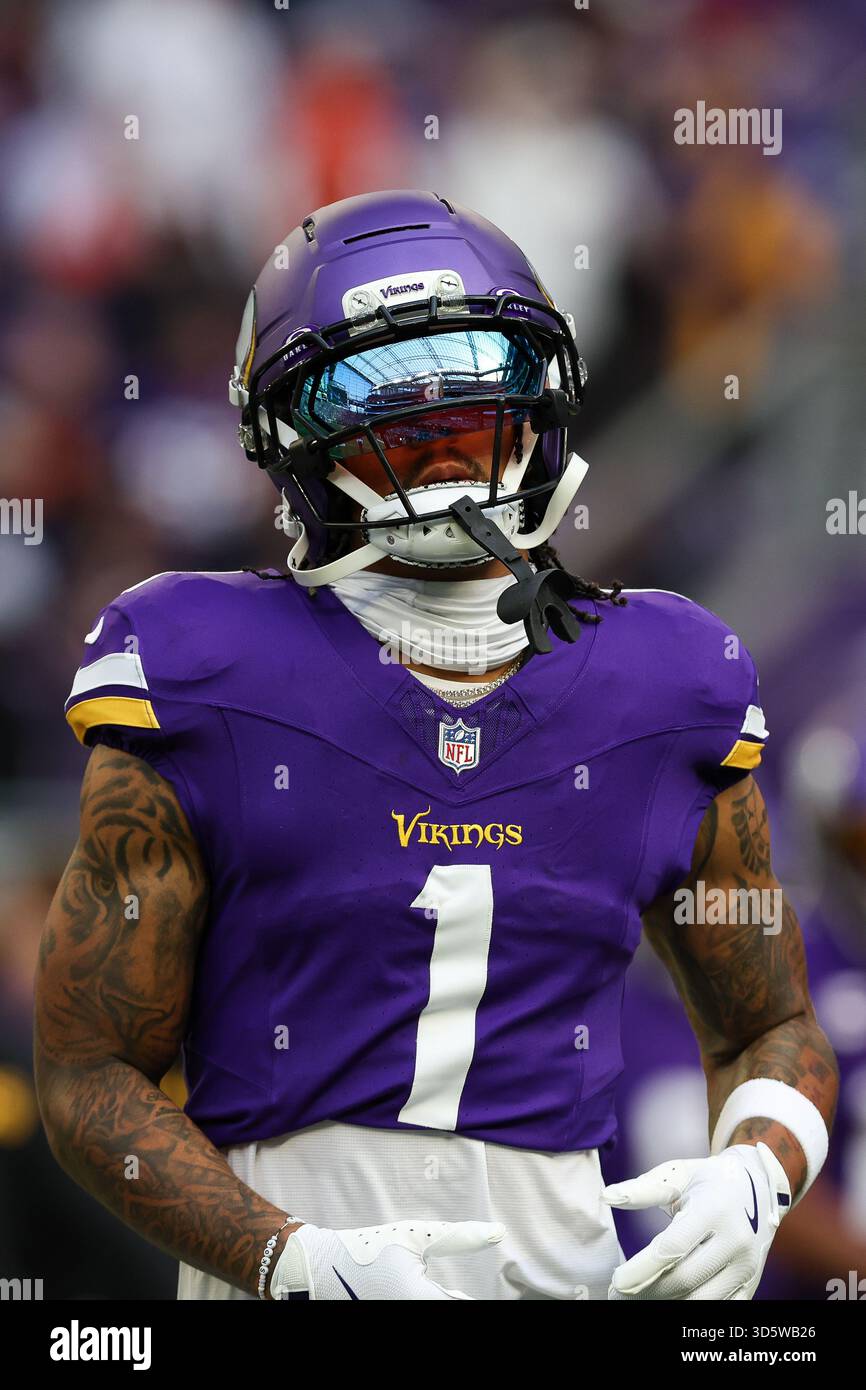 Minnesota Vikings wide receiver Jalen Nailor warms up before an NFL ...