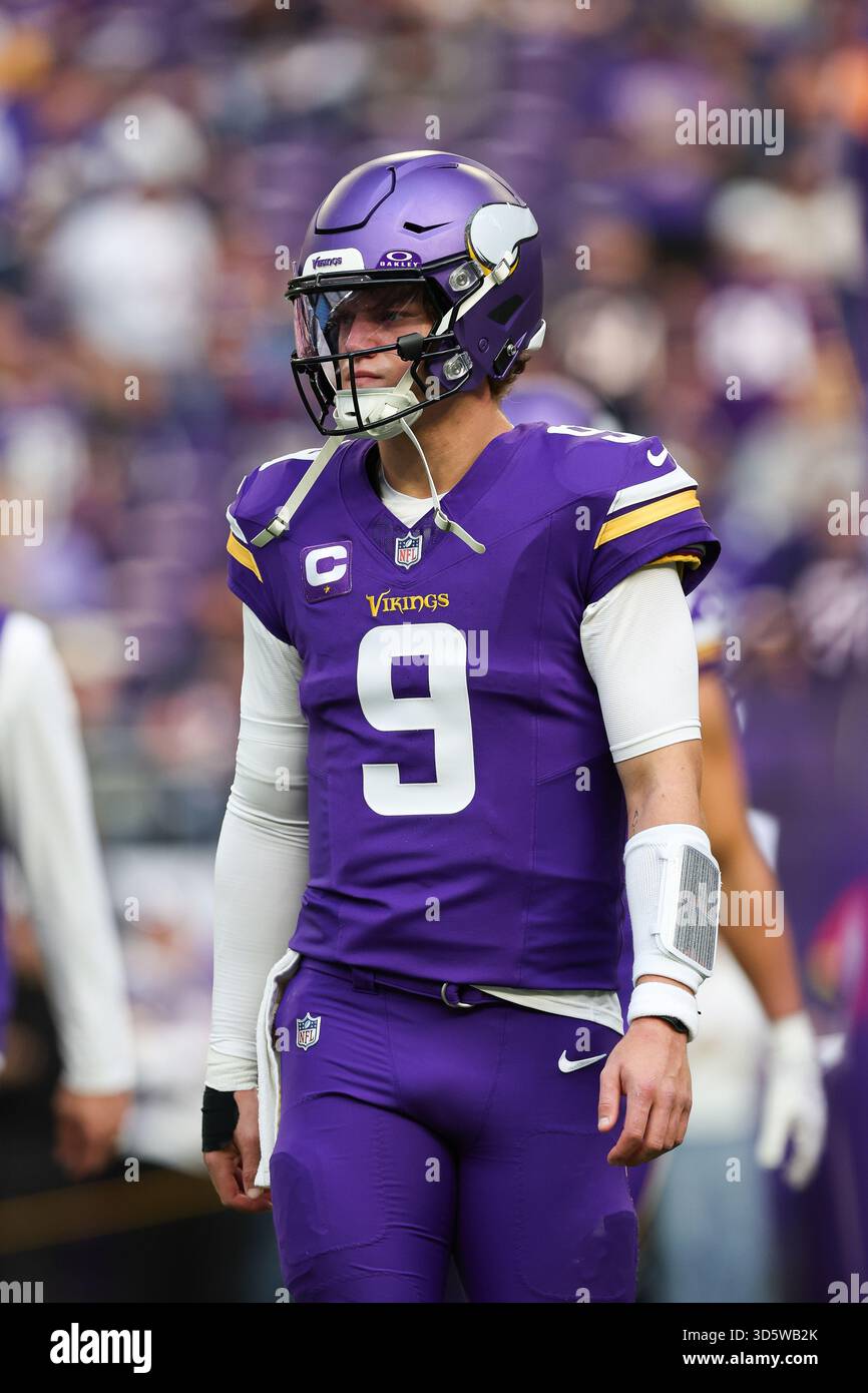 Minnesota Vikings quarterback J.J. McCarthy (9) warms up before an NFL ...