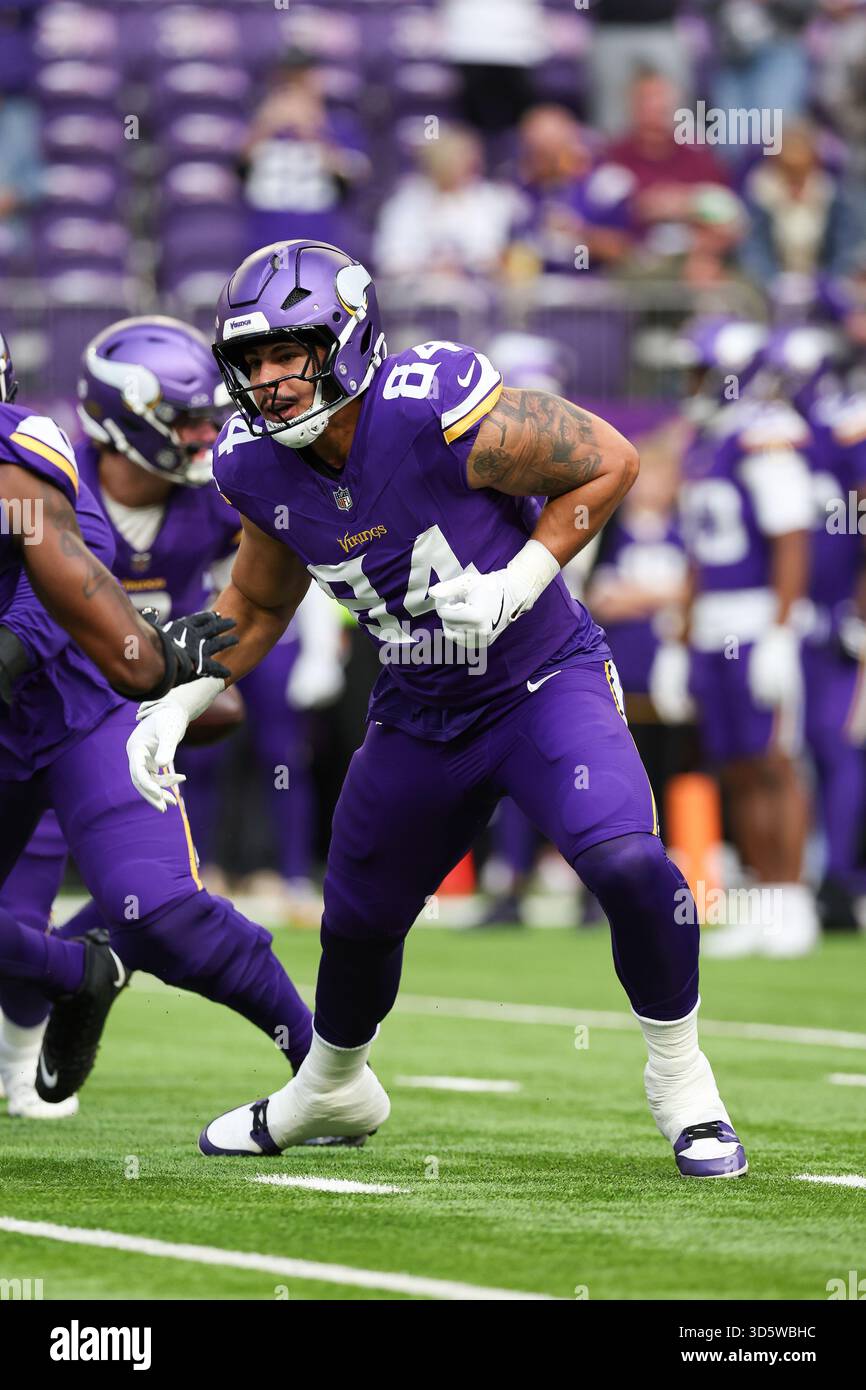 Minnesota Vikings tight end Josh Oliver (84) warms up before an NFL ...