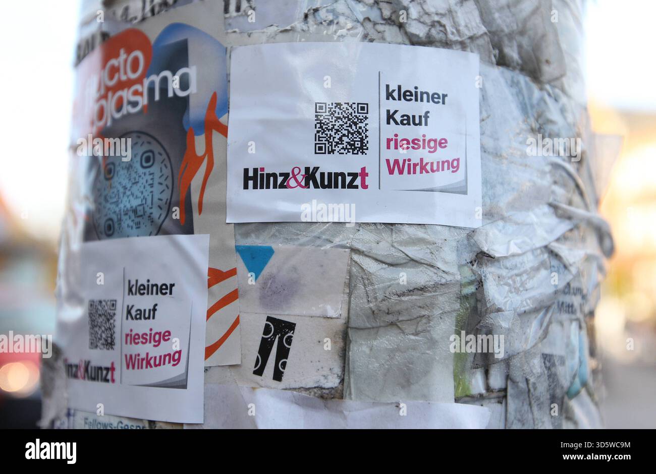 An einem Laternenpfahl wurde ein Aufkleber vom Straßenmagazin Hinz&Kunzt mit einem QR-Code ...