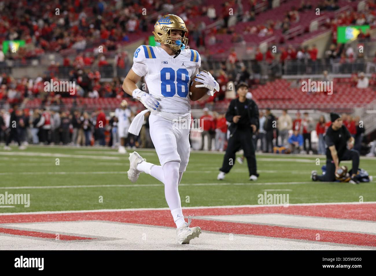 COLUMBUS, OH - NOVEMBER 15: UCLA Bruins tight end Jake Renda (88) warms ...