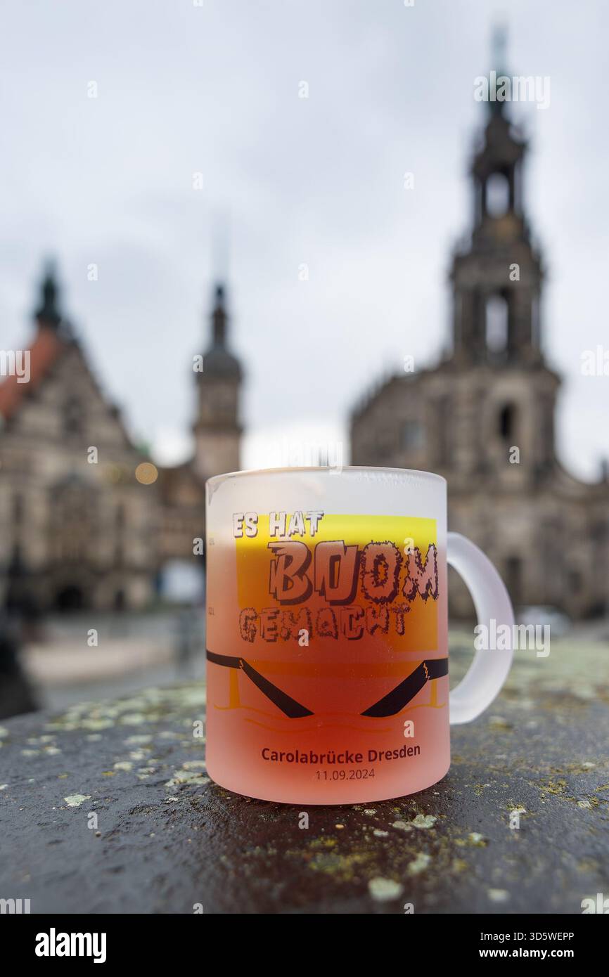 17 November 2025, Saxony, Dresden: A filled mulled wine cup stands on a ...