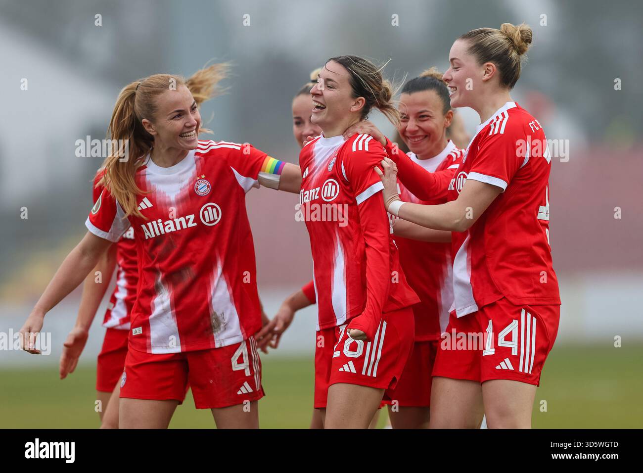 Celebration for the goal [goal] at 0:1 by Barbara Dunst (FC FC Bayern ...