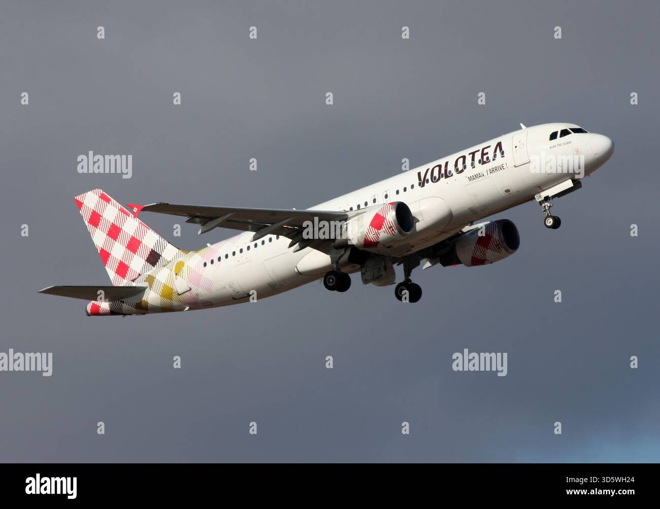 An Airbus A320 of Volotea Stock Photo - Alamy