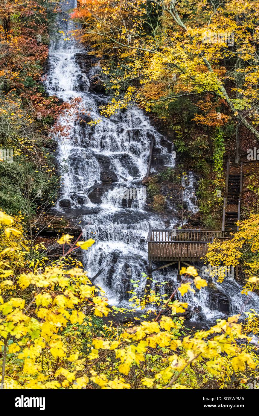 Trahlyta Falls with autumn foliage at Vogel State Park in Blairsville ...