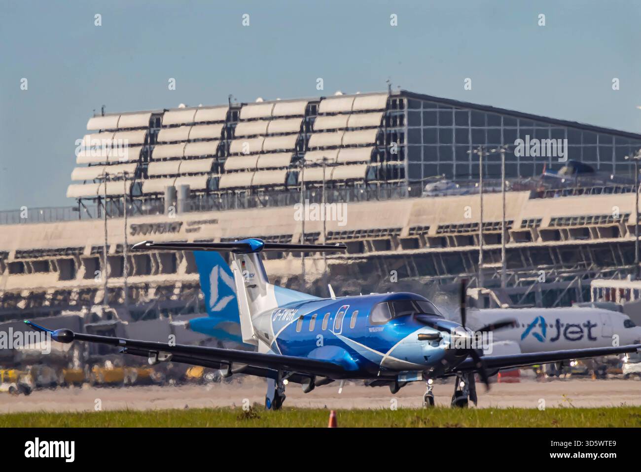 Flughafen Stuttgart. Flugzeug beim Start. Luftfahrzeugkennzeichen: D ...