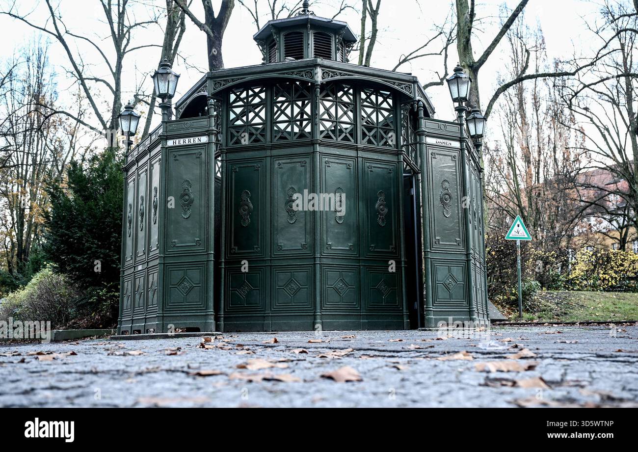 17 November 2025, Berlin: An old outhouse, the so-called Cafe Achteck ...