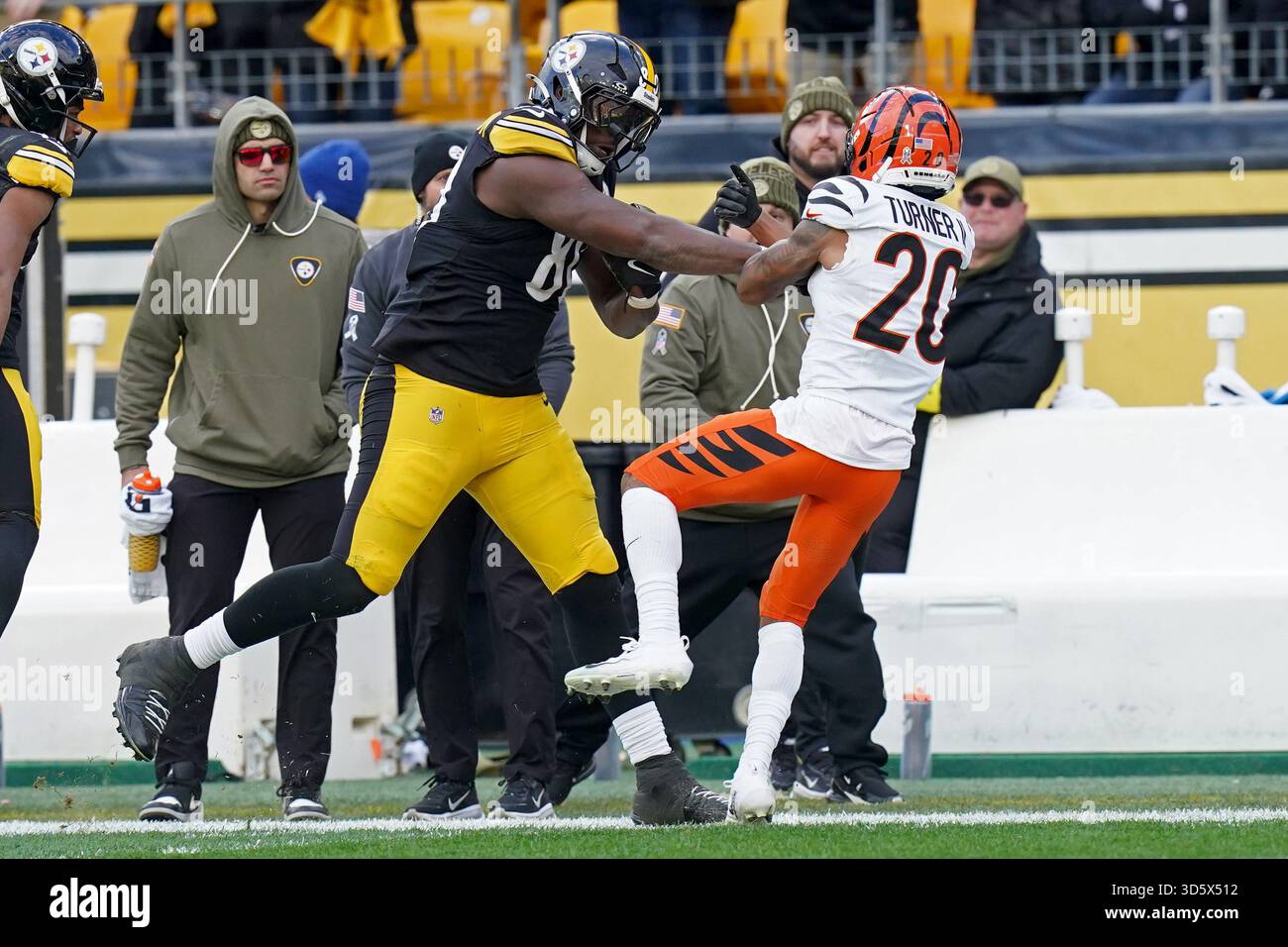 Pittsburgh Steelers tight end Darnell Washington (80) carries in front ...