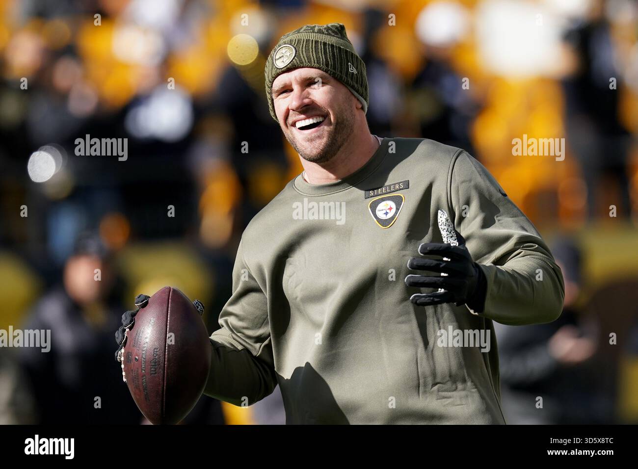 Pittsburgh Steelers linebacker T.J. Watt (90) warms up before an NFL ...