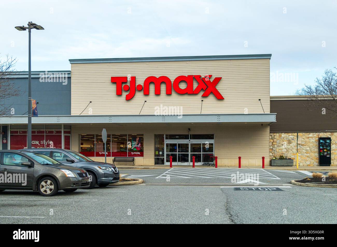 A large T.J. Maxx store with a lot of parking Stock Photo - Alamy