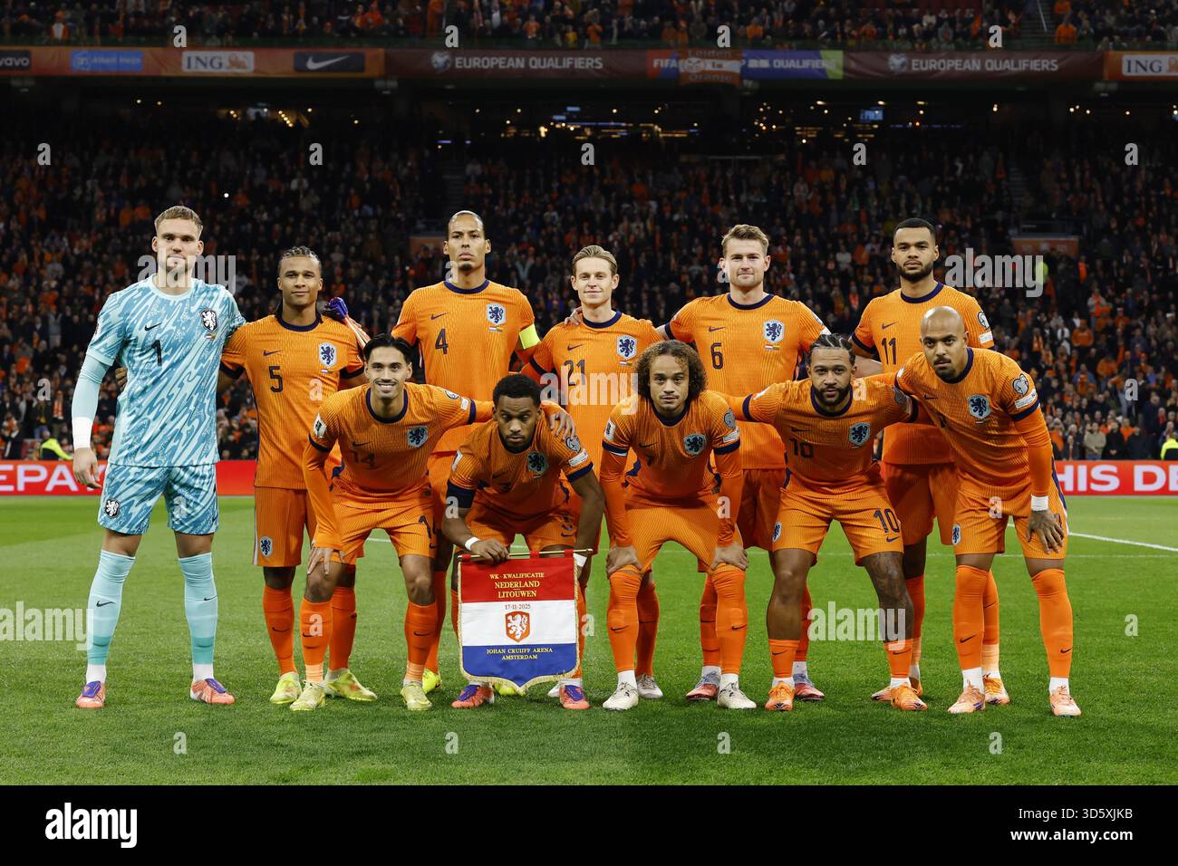 AMSTERDAM - Back row (l-r) Netherlands goalkeeper Bart Verbruggen ...