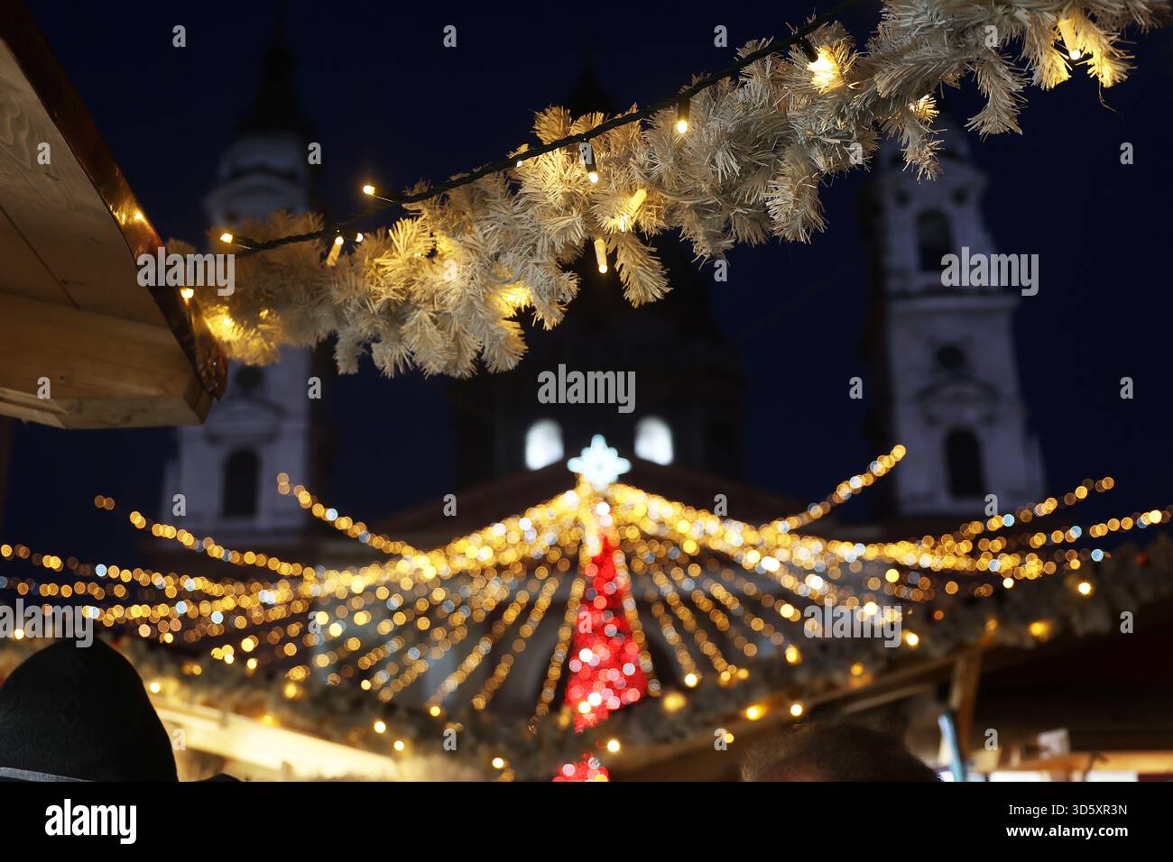 St. Stephen’s Basilica framed by the decorations of Advent Bazilika ...