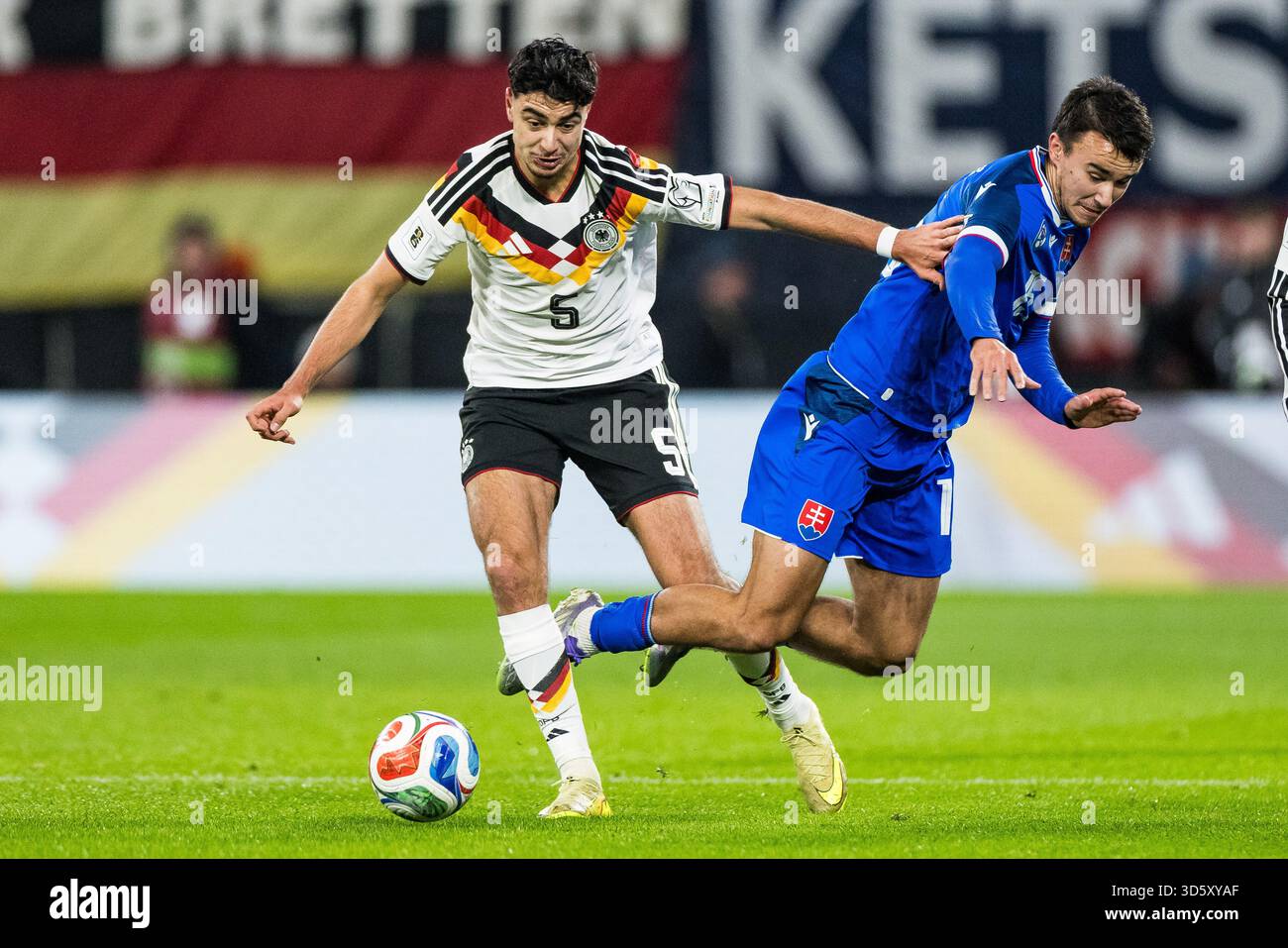 One-on-one duel Aleksandar Pavlovic (Germany, 5), David Strelec ...