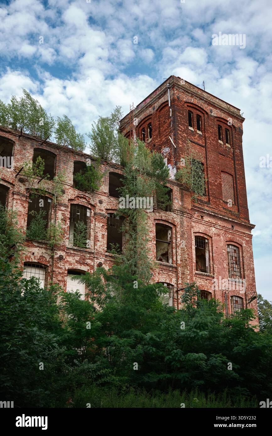 Ruin brick factory hi-res stock photography and images - Alamy