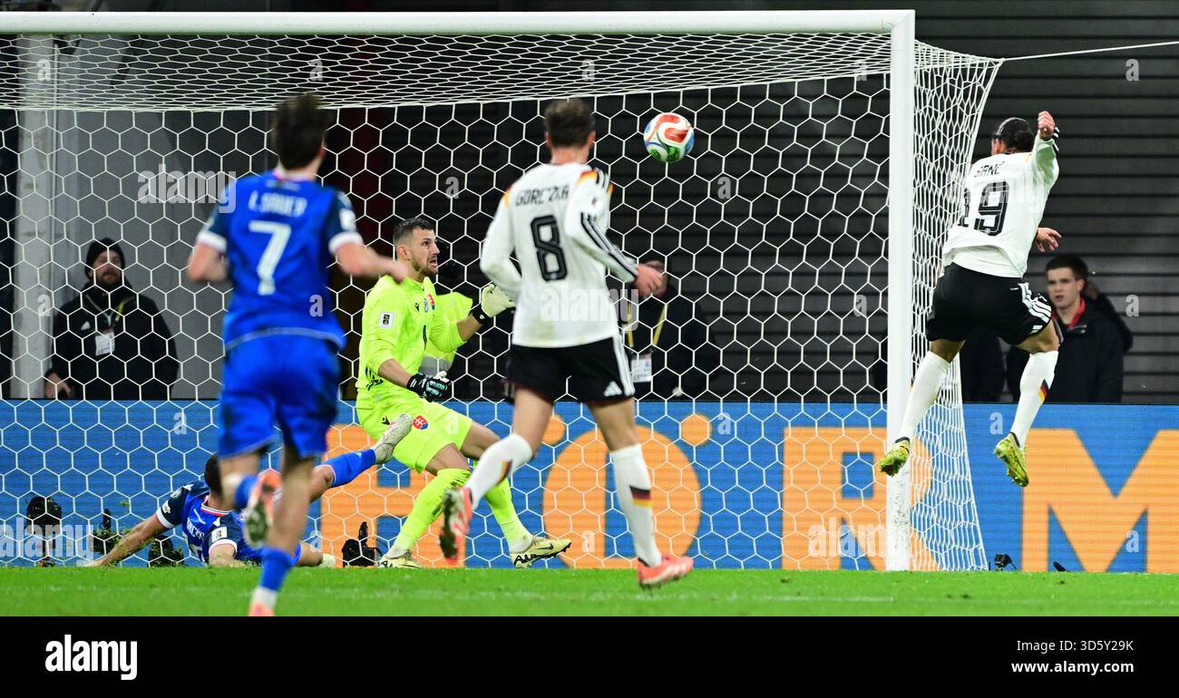 4:0 Goal, v.l. Goalkeeper Martin Dubravka (Slovakia), Goal scorer Leroy ...