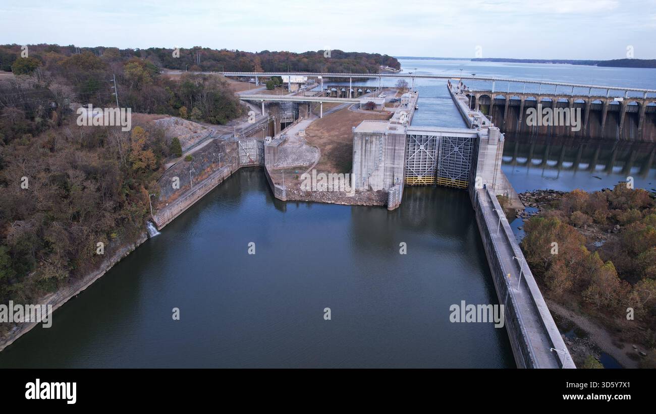 Hydroelectric dam tennessee lake hi-res stock photography and images ...