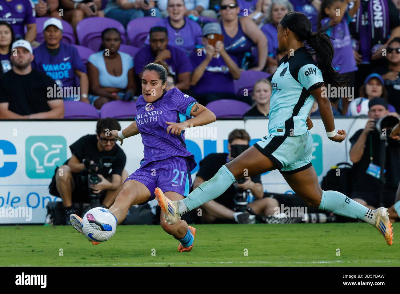 Orlando Pride defender Oihane Hernández (21) kicks the ball past NJ/NY ...