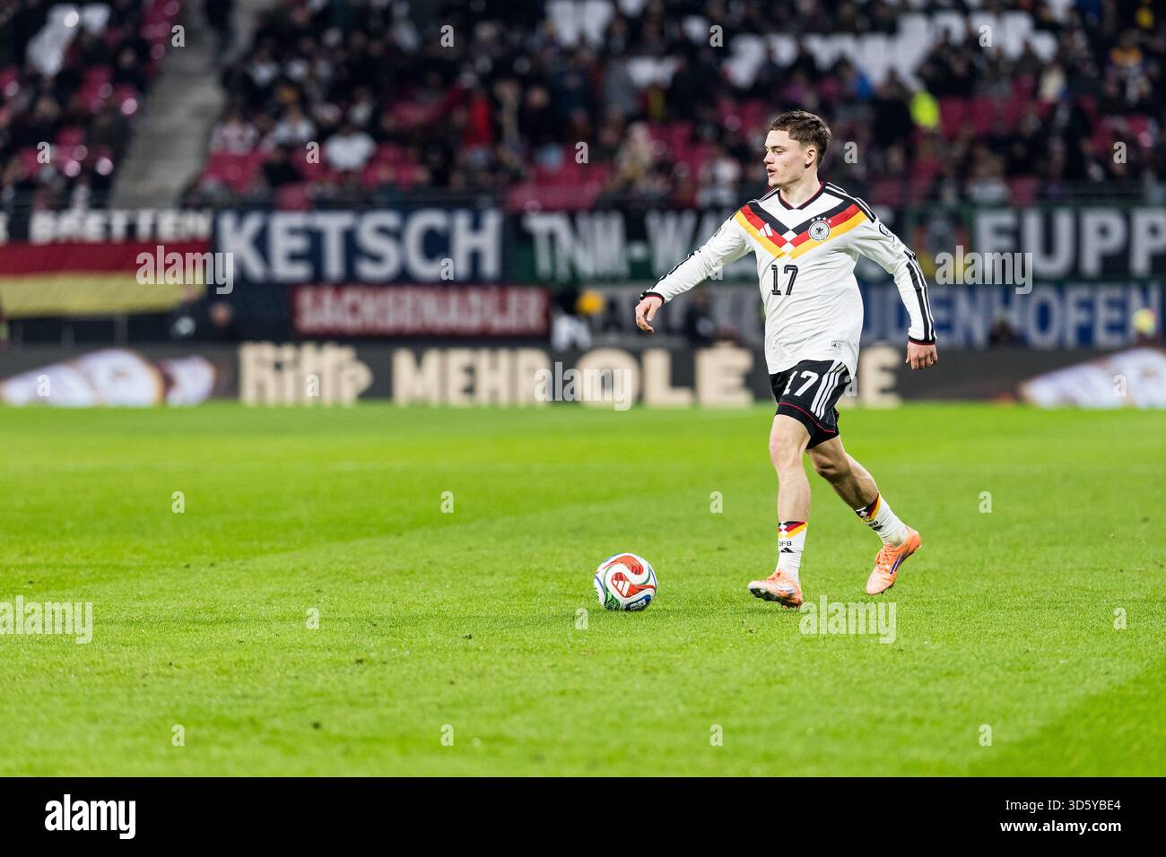 Florian Wirtz (Germany, 17) on the ball Banner. Please MORE OLÉ OLÉ ...