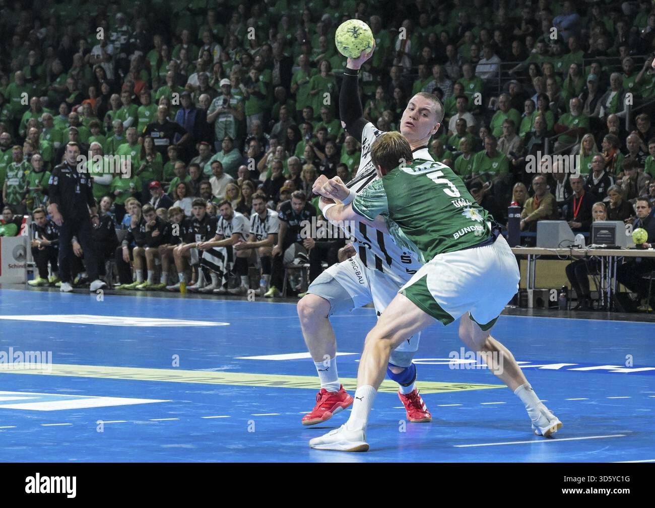 Handball Daikin HBL, Fuechse Berlin - THW Kiel v.l. Elias Ellefsen a ...