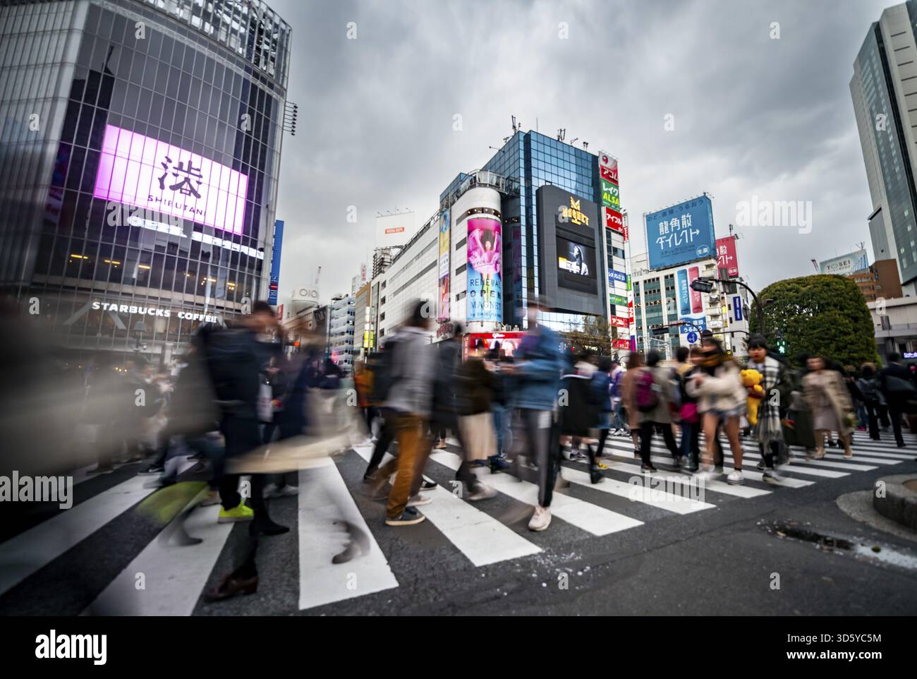 Crowd crossing zebra crossing on a large intersection, motion blur ...