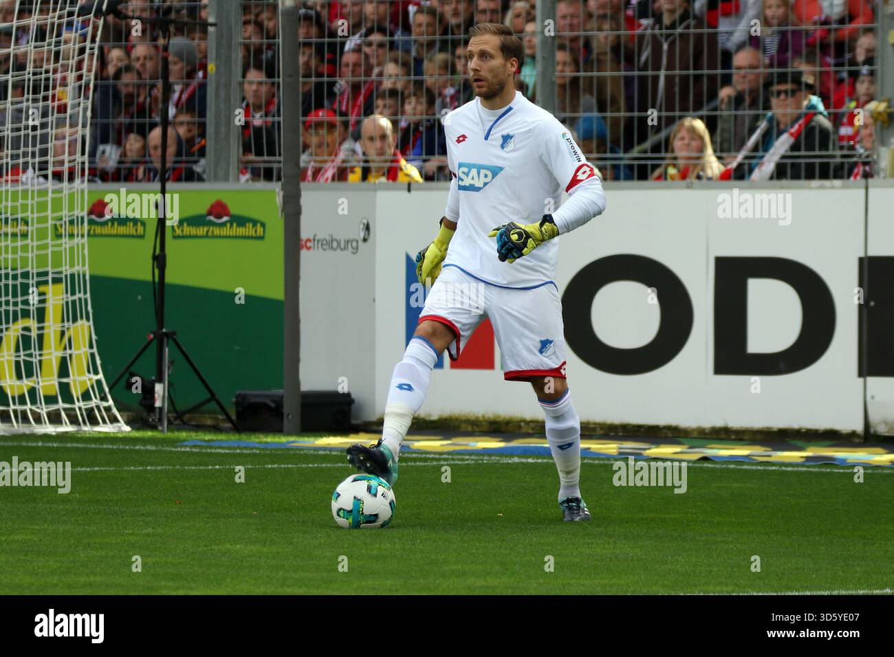 Torwart [goalkeeper] Oliver Baumann (Hoffenheim) mit Ball, 1. BL: 17-18 ...