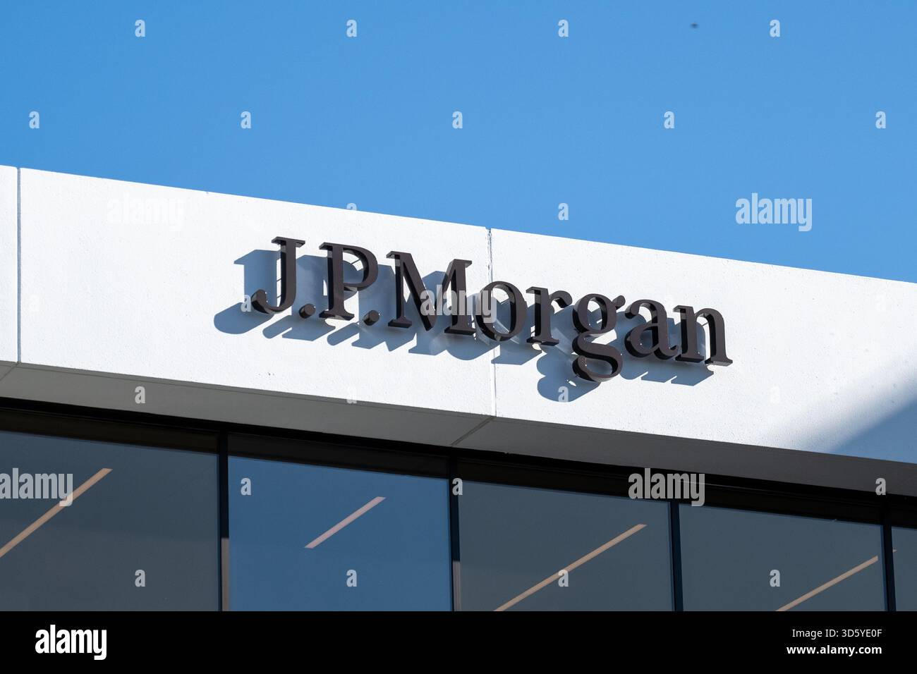 Facade of JP Morgan financial office in Walnut Creek, California ...