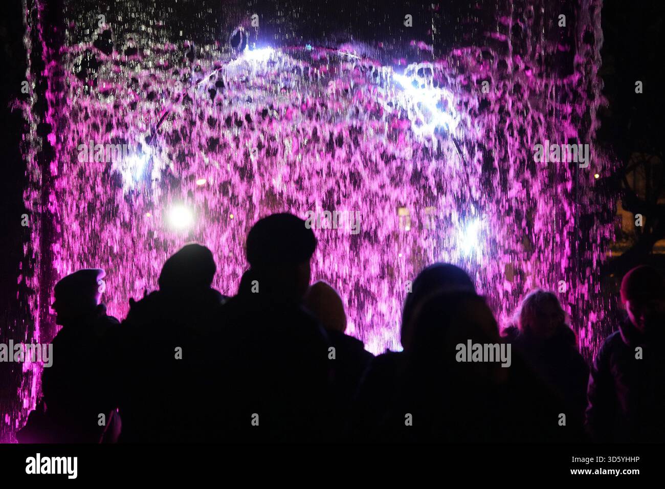 (251117) -- RIGA, Nov. 17, 2025 (Xinhua) -- People view a light show at ...