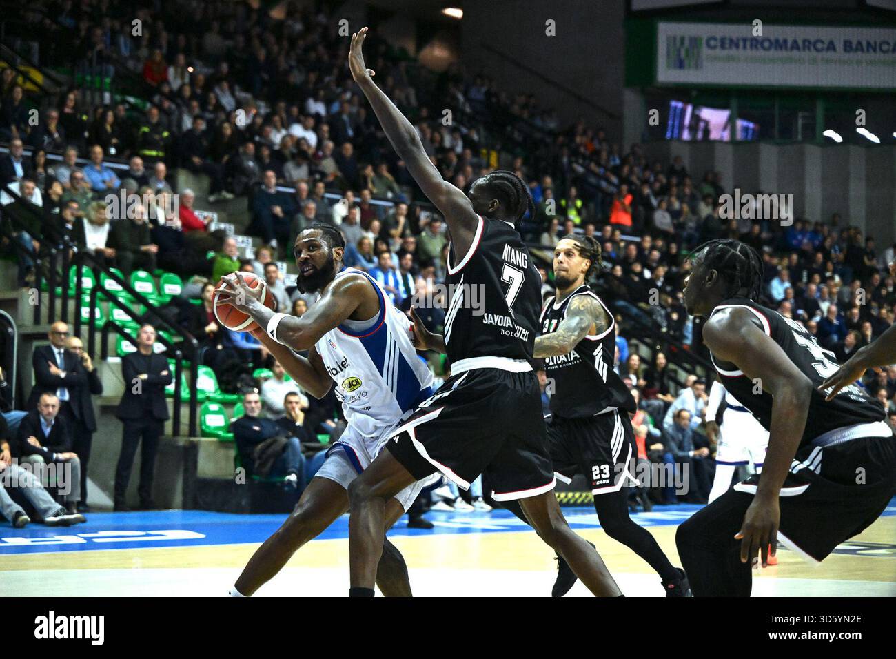 Kruize Pinkins ( Nutribullet Treviso Basket Stock Photo - Alamy