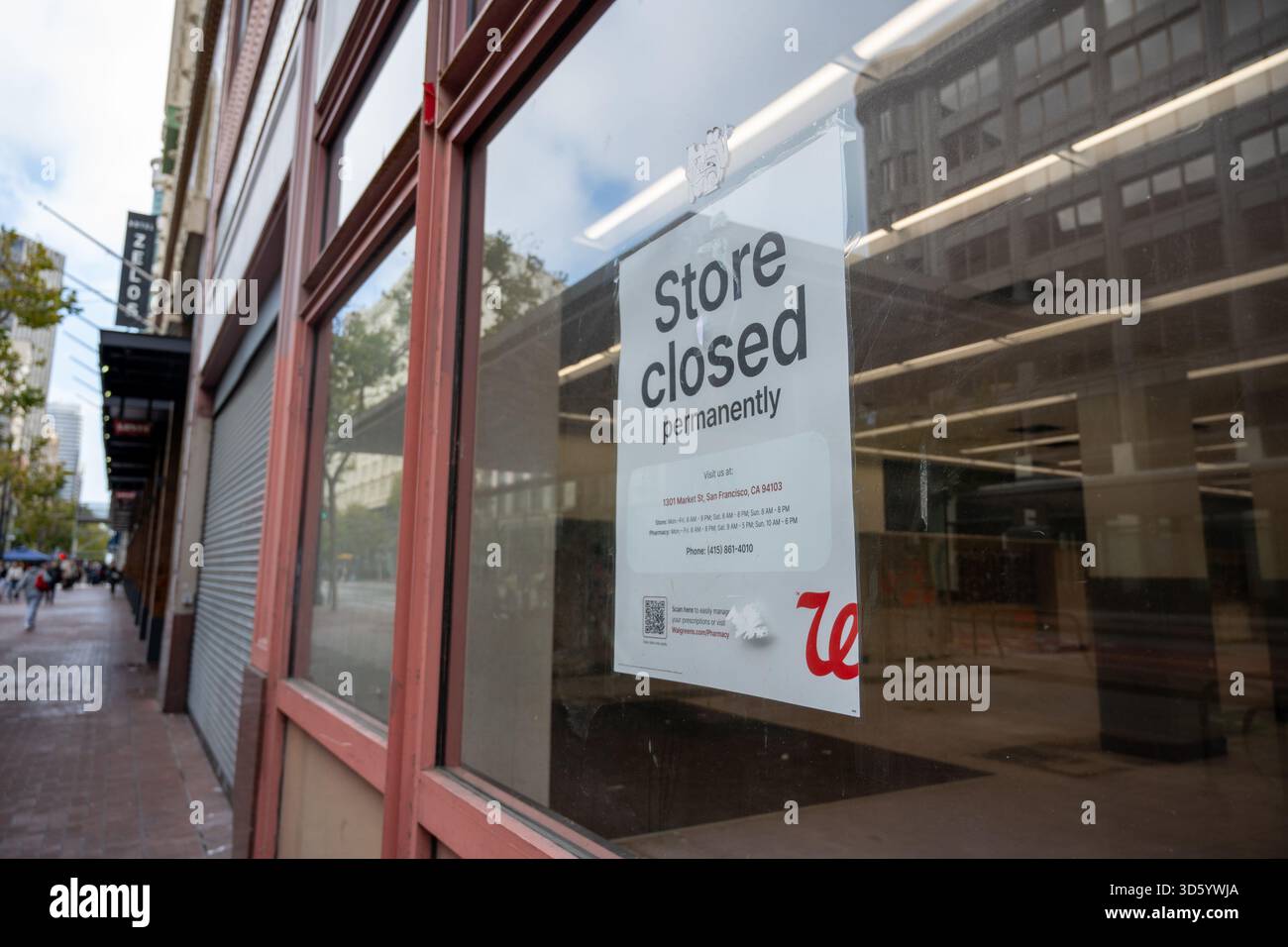Storefront with "Store closed permanently" sign and Walgreens logo on ...