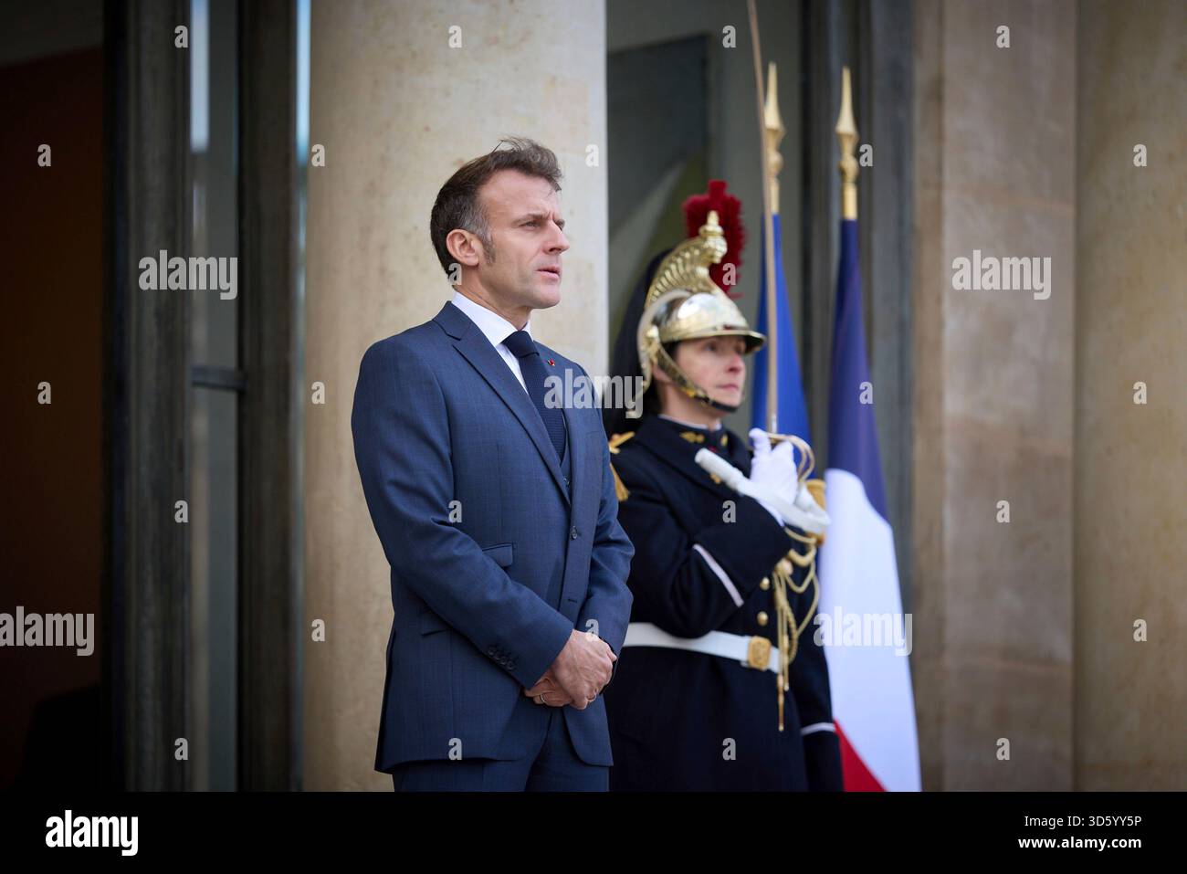 Paris, France. 17th Nov, 2025. French President Emmanuel Macron waits ...